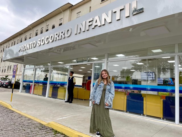 Cléo Faria, a Brisa da série infantil DPA, visita a Santa Casa de Santos