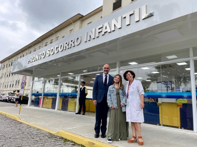 Cléo Faria, a Brisa da série infantil DPA, visita a Santa Casa de Santos